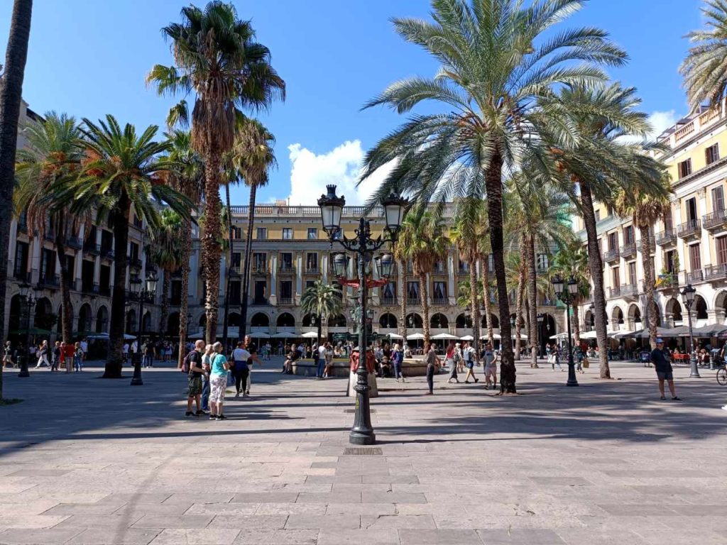 Plaza Reial: Anfahrt, Geschichte, Restaurants, Hotels & Infos